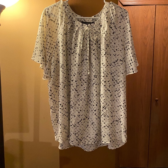 Apt. 9 | Tops | Apt 9 White Shirt With Black Design | Poshmark